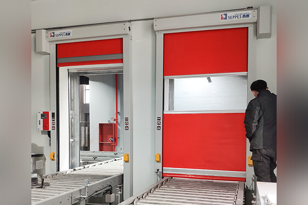 Insulated high speed door and high-speed door installed in injection ...