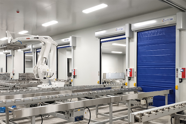 Insulated high speed door and high-speed door installed in injection ...